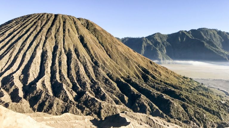 10 Volcanos to Visit in Italy - Active Volcanos in Italy | IB