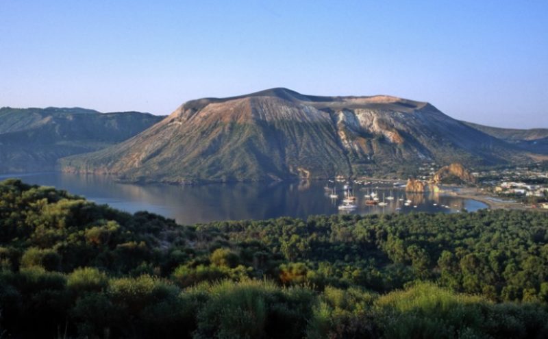 10 Volcanos to Visit in Italy - Active Volcanos in Italy | IB